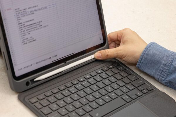 超值iPad配件eiP開箱：磁吸藍芽鍵盤、觸控筆、類紙膜解鎖iPad生產力 - 瘋先生