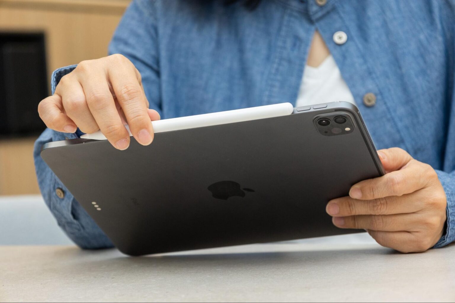 超值iPad配件eiP開箱：磁吸藍芽鍵盤、觸控筆、類紙膜解鎖iPad生產力 - 瘋先生