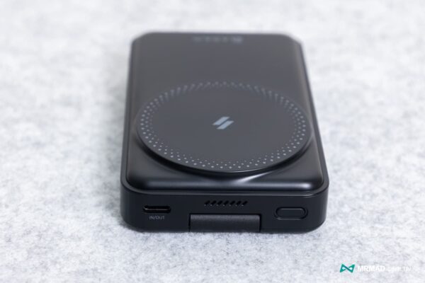 亞果Mag 5 開箱：超狂磁吸行動電源＋五合一充電站終極融合 打造專屬手機工作站！ - 瘋先生