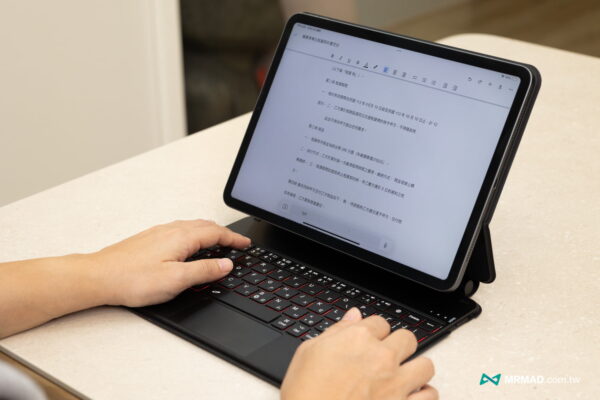 高CP值eiP iPad藍牙鍵盤哪款好用？iPad輕巧鍵盤 vs 懸浮巧控鍵盤比較 - 瘋先生